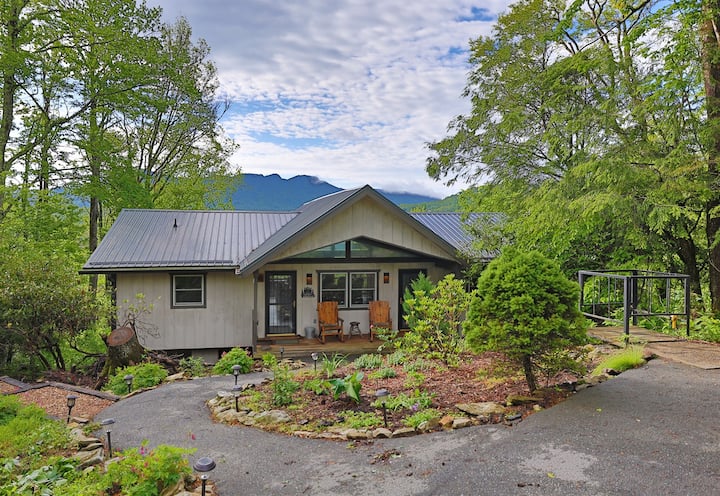 Ski Chalet: View Grandfather Mtn W/ Cozy Fireplace - Banner Elk, NC