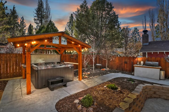 Hot Tub! Fenced Yard! Near Lake! Outdoor Living! - Big Bear Lake, CA