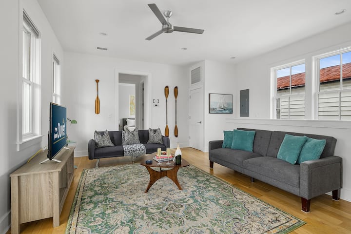 Charming Cozy Porch! | Globetrotter Suite D