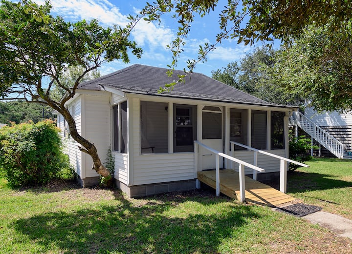 Two Bedroom Cottage W/ Queen & Two Doubles - Buxton, NC