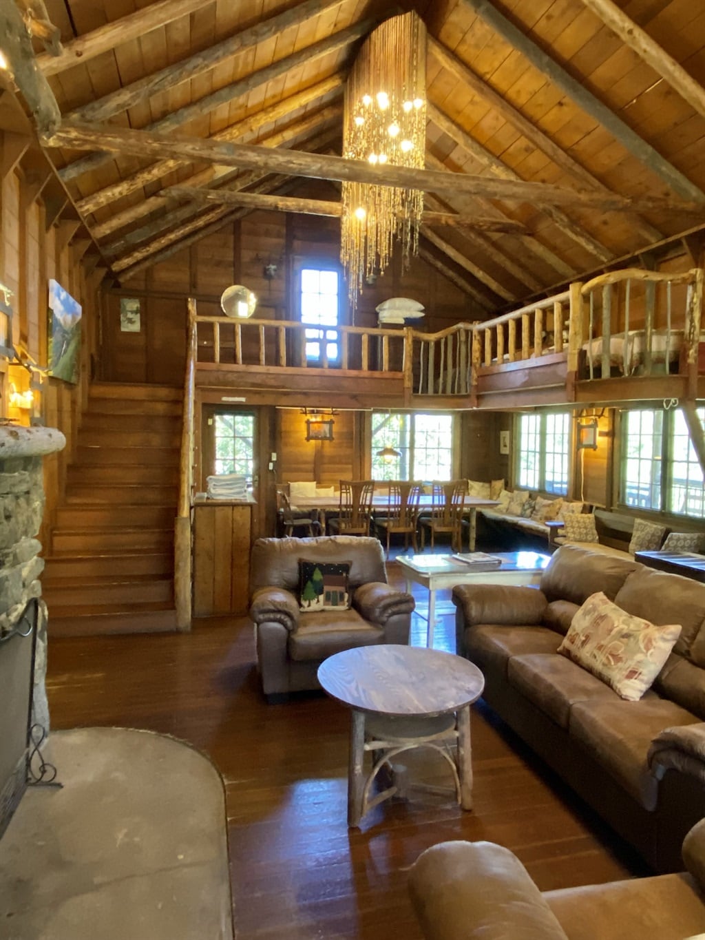 Mountain Hall: Μοναδικό ιστορικό ξυλόσπιτο με μεγάλο κατάστρωμα ...