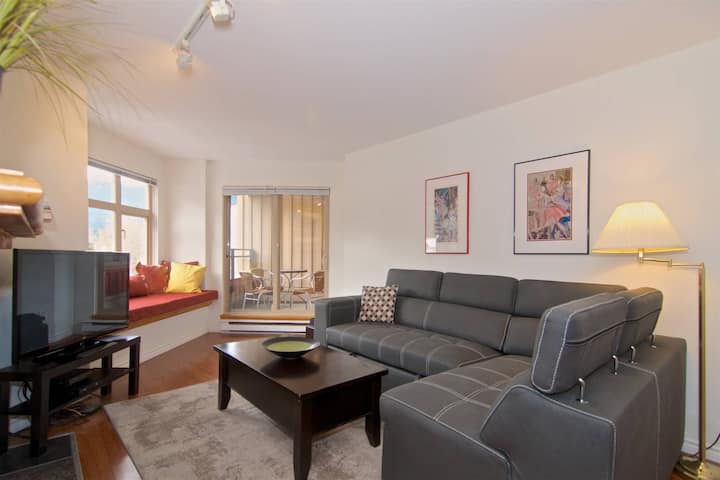 Nuevo Listado De 100 Yardas A La Góndola Creekside, Condominio De 1 Dormitorio Que Da A Un Patio Privado Con Piscina - Whistler