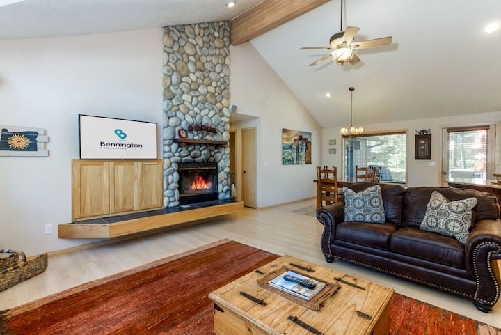 Topf28-lodge Home, Ping Pong, Two Suites, Hot Tub - Oregon