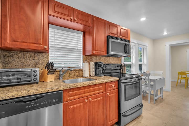 Renovated Grove Bungalow | Steps From Coconut Grov - Coral Gables, FL