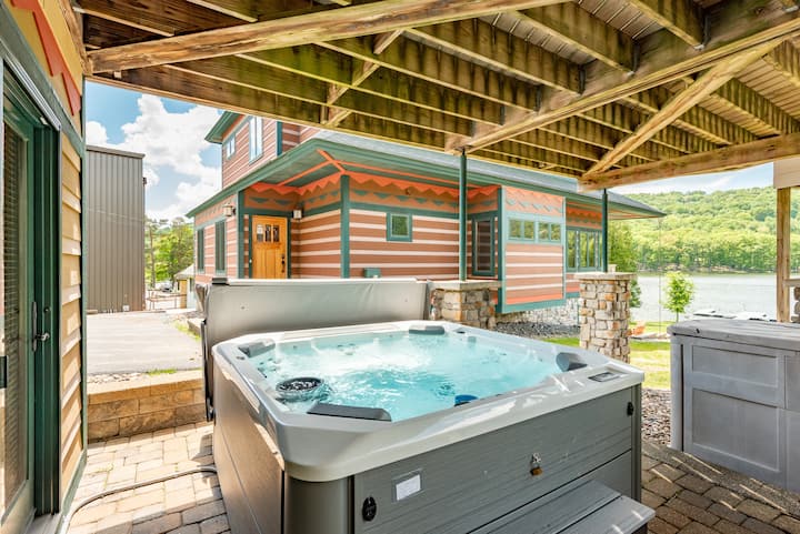 Lakefront Bliss W/ Dock, Hot Tub & Fireplace - Deep Creek Lake, MD