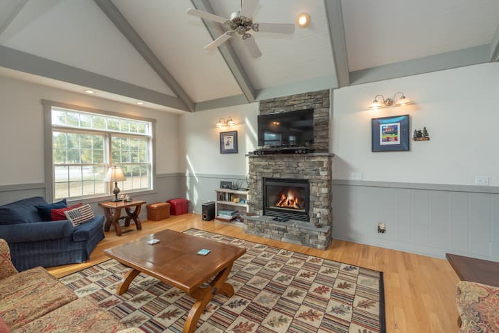 Bright Chalet W/ Fireplace, Lake Access - Deep Creek Lake, MD