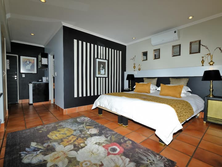 8. Executive  Traveler Garden  Room - Wilderness