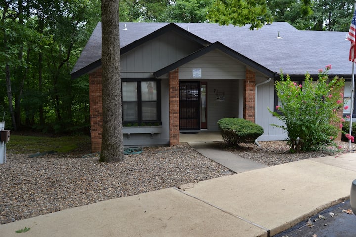 7romeln | Cortez Courts Townhome | Sleeps 6 - Hot Springs Village, AR