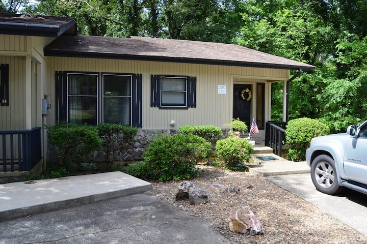 16oranpl | Coronado Courts Townhome | Sleeps 8 - Hot Springs Village, AR