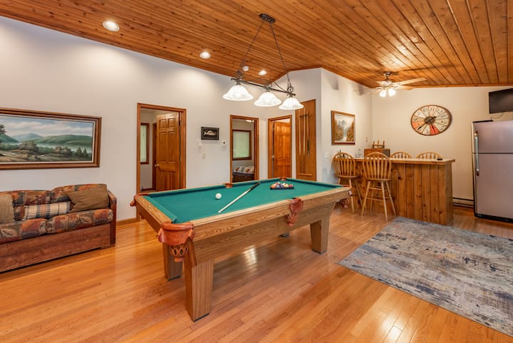 Dog Friendly Rustic Bliss W/ Hot Tub & Fireplace - Oakland, MD