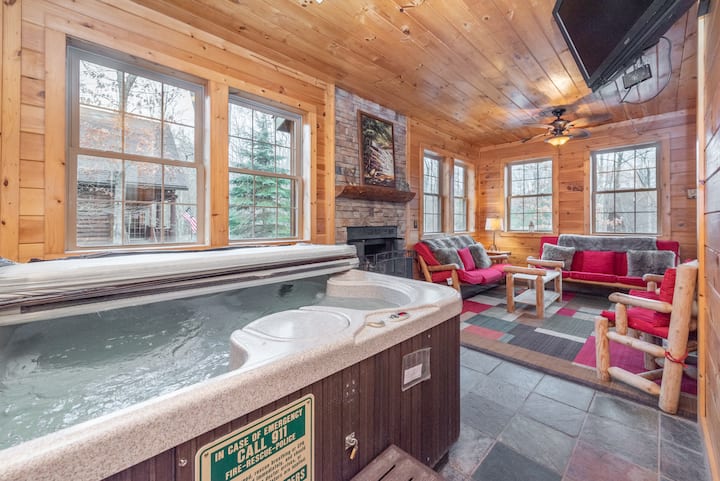 Group Getaway W/ Loft, Fireplace & Hot Tub - Deep Creek Lake, MD