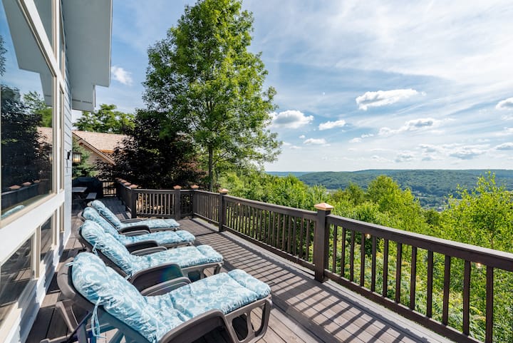 Ridgetop Dog Friendly Retreat W/ Hot Tub & Views - Deep Creek Lake, MD