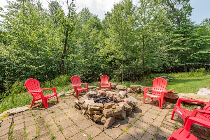 Luxury Mountain Escape W/ Hot Tub & Community - Deep Creek Lake, MD