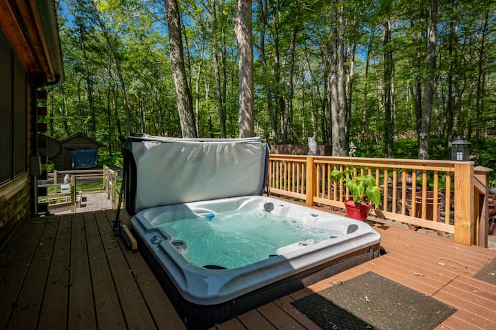 Woodsy Retreat W/ Fireplace, Hot Tub & Fire Pit - Deep Creek Lake, MD