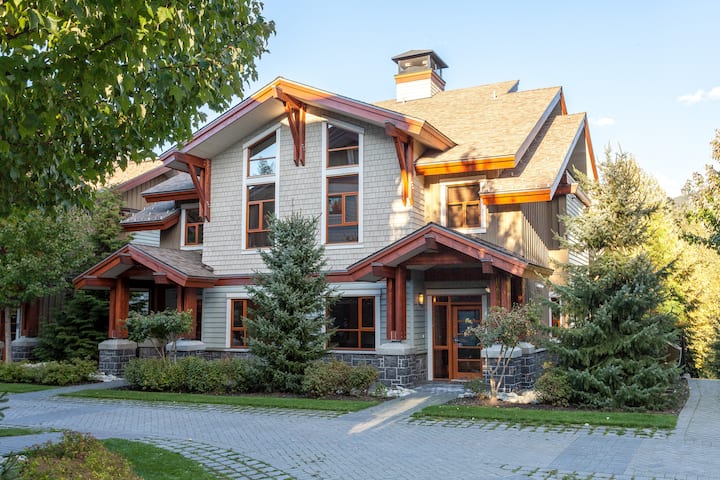 Townhome Near Village W/ Ac & Hot Tub - 휘슬러