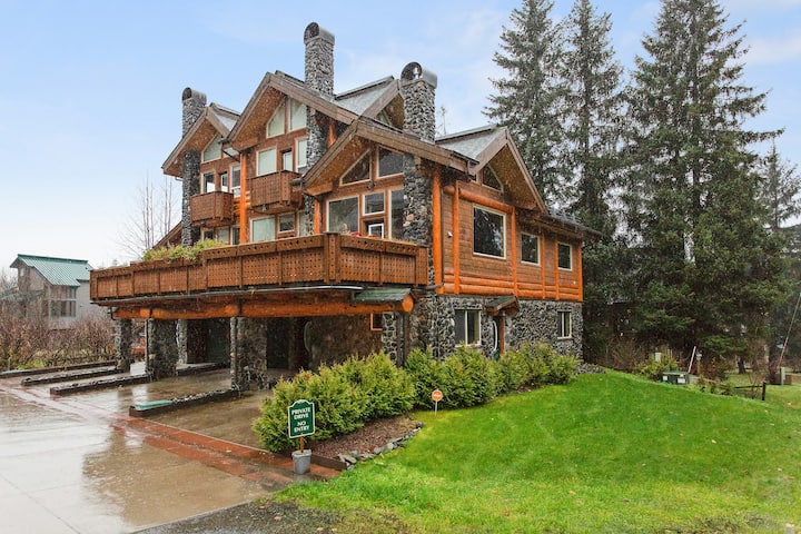 Modern Townhome With Stone Fireplace, Mountain Views, Deck & Ski In/out - Anchorage