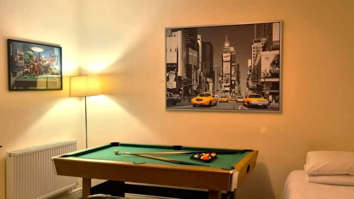 Westlecot House - 3 Bed, 2 Bath, Sleeps 7 - Swindon