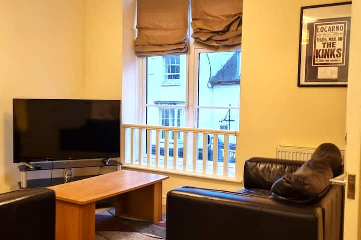 Westlecot House - 3 Bed, 2 Bath, Sleeps 7 - Swindon