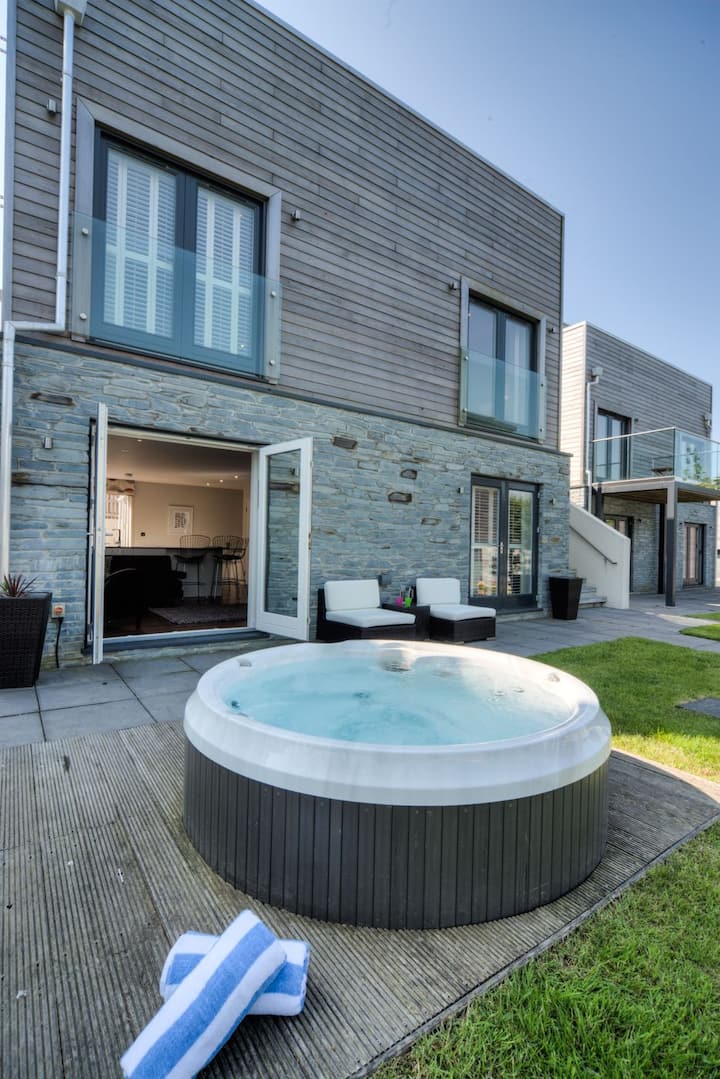 House 11: Pet Friendly Enclosed Garden & Hot Tub - Polperro