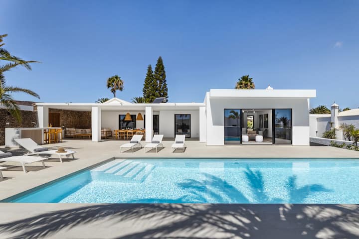 Bellagio Luxury Retreat With Private Heated Pool - Lanzarote