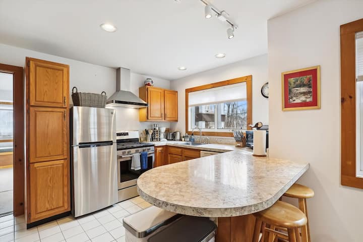 River's Edge 308: 1 Br, Fireplace, A/c, Walkable To Village, Free Ski Shuttle! - Stowe, VT