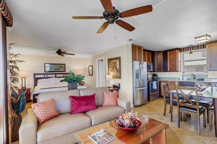 10th Floor, Gulf View, Walk To Beach, Free Parking - Bonita Springs, FL
