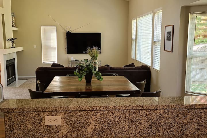 Quiet 4 Bedroom Mountain Retreat - Colorado Springs, CO