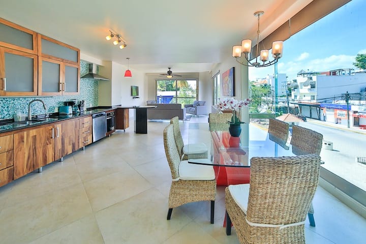 Large Sunny Corner Condo On 5th Ave Steps To Beach - Playa del Carmen