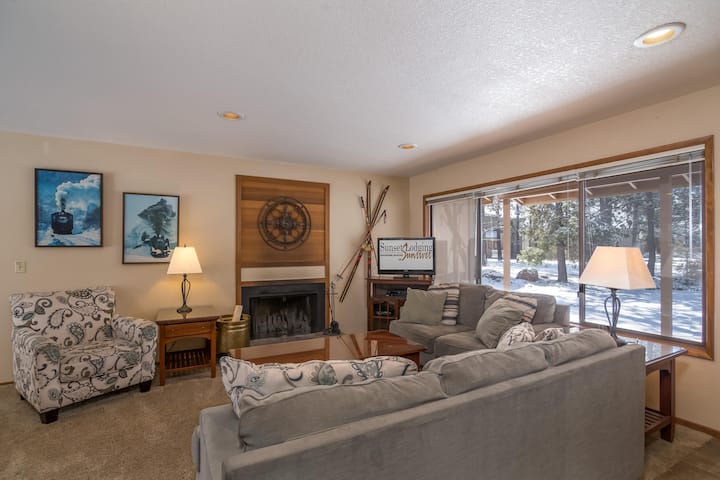 Cozy Romantic Getaway! Bikes,private Hot Tub,ping Pong - Oregon