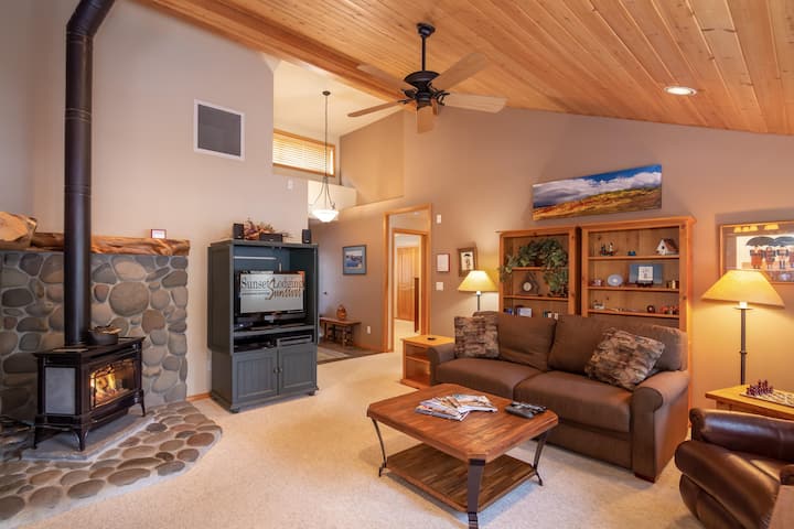 Walk To The Deschutes River, Hot Tub, Ac, Ping Pon - Sunriver, OR
