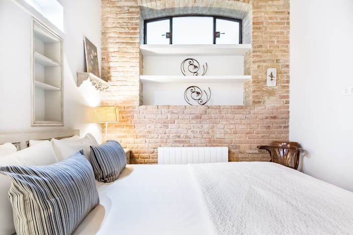 Cozy, Romantic Apartment In Trendy Old World Gràci - Sant Cugat del Vallès