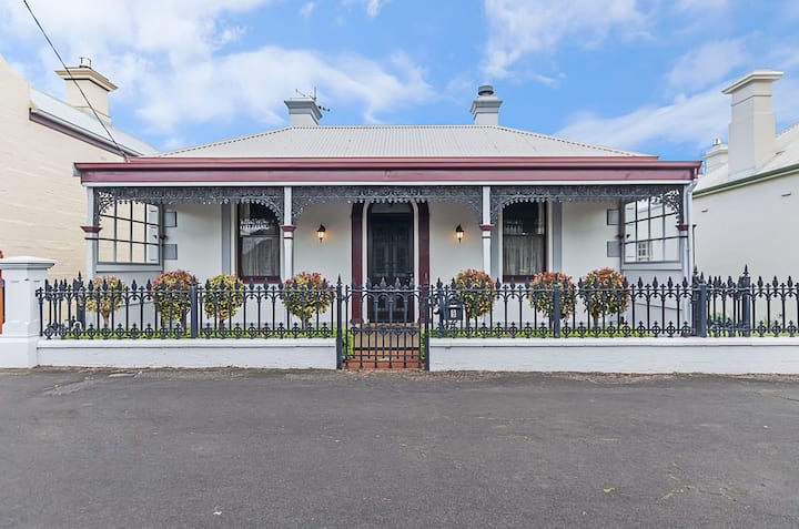 Positioned In The Center Of Warrnambool At A Location That Cannot Be Beat. - Warrnambool
