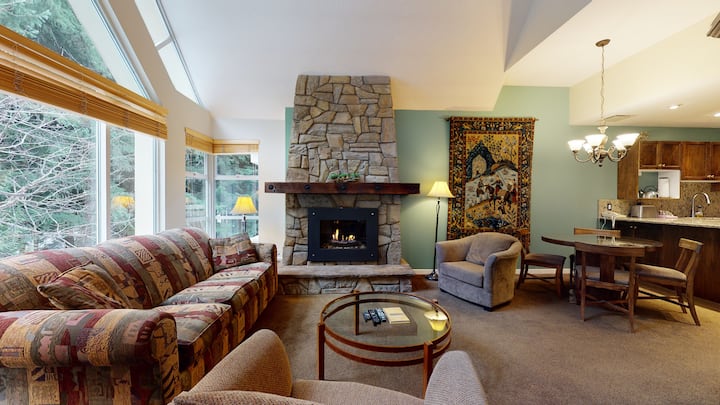 Woodrun Lodge, True Ski-in, Ski-out Condo On Black - 휘슬러