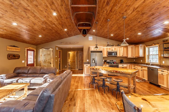 The Beautiful Whitetail Ridge-luxury 5br Cabin - Wisconsin Dells, WI