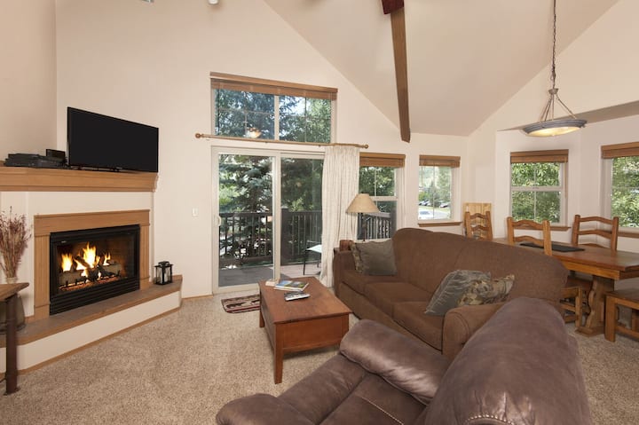 Large 1 Bedroom+ Loft With 3 Beds In The Loft Upstairs, 3 Bathrooms, Walk To Shops And Dining - Frisco, CO
