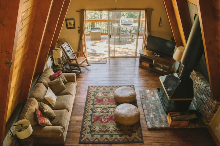 Spacious Cabin | Game Room | Deck & Woodstove - Crestline, CA