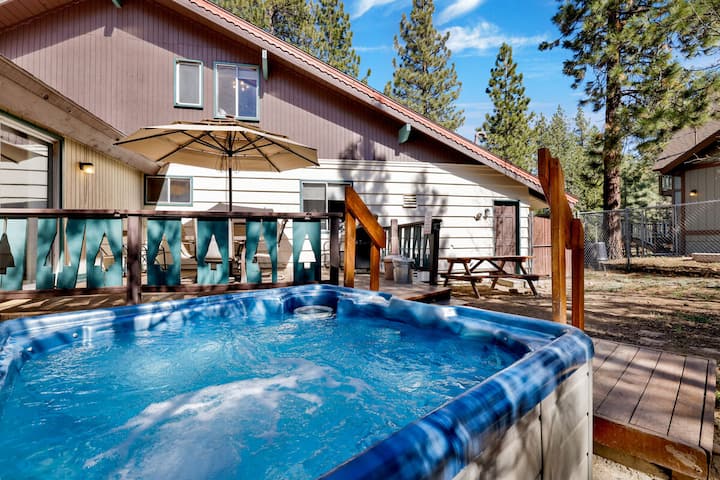 Walk To Snow Summit | Hot Tub + Pool Table - Big Bear Lake, CA