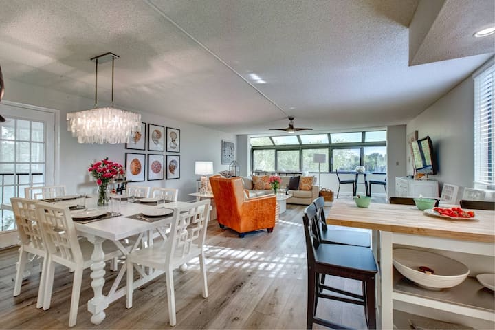 Private Beach Across The Street, 2 Heated Pools - Siesta Key, FL