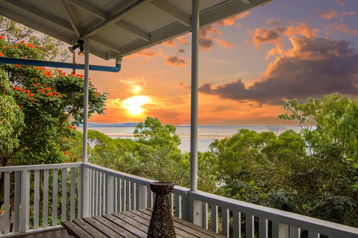 Sunset Villa: Pet-friendly Retreat, Fantastic View - Seventeen Seventy
