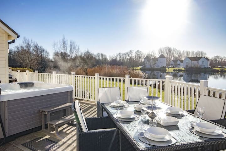 Windrush Lake 80/81, Waterlow Lodge (P) - Lakeside Lodge, Hot Tub, Sleeps 7 - Bibury