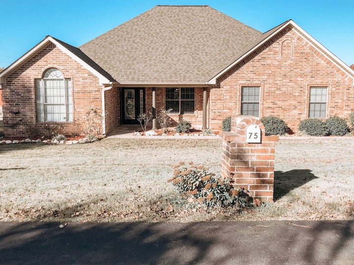 Enjoy A Luxury Lake House Getaway! - Hooks, TX