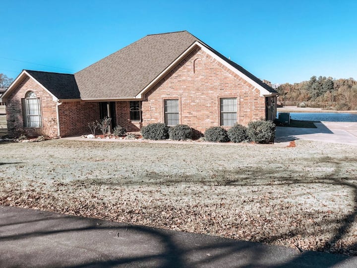 The Dreamy Luxury Lake House Getaway! - Hooks, TX
