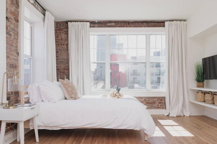 Stunning Loft With Exposed Brick, Overlooking Park - Tulsa, OK