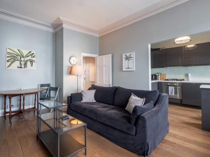 Modern Flat On Charming Warwick Avenue - London