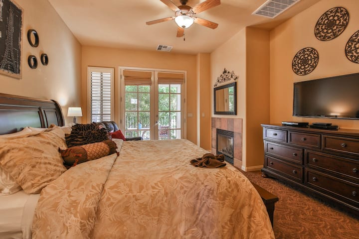 Deluxe King Casita (T25-b) - La Quinta, CA