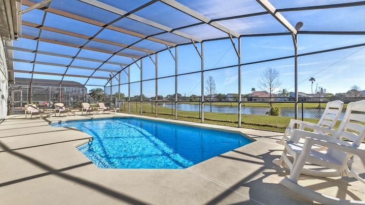 Lakefront Pool Home, Perfectly Located For All Major Theme Parks! - St. Cloud, FL