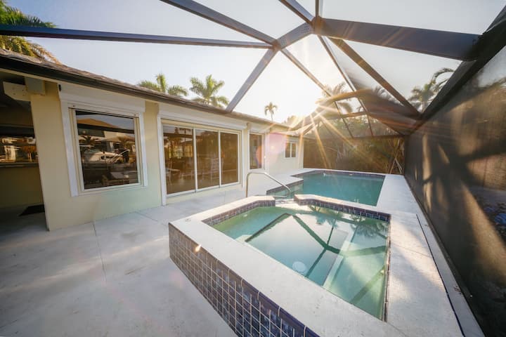 Waterfront, Private Pool & Spa, Walk To Beach! - Marco Island, FL