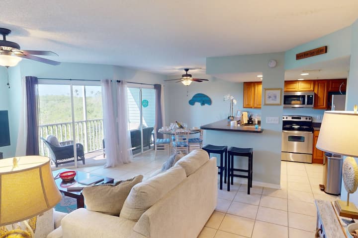 Beautiful Updated Coastal 2/2, Short Stroll To The - Holmes Beach, FL