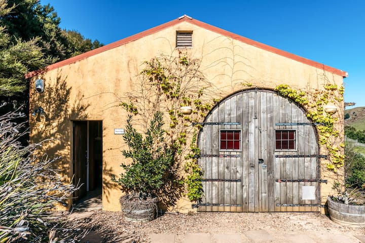 The Vineyard Cottage | Stay Waiheke - Waiheke Island