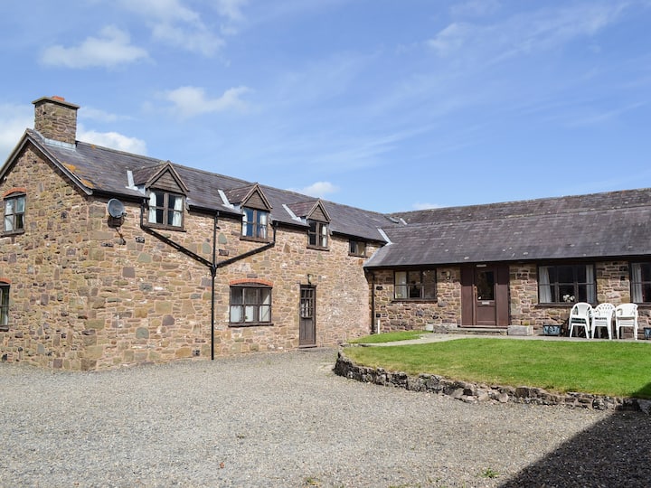 8 Bedroom Accommodation In Craven Arms - West Midlands
